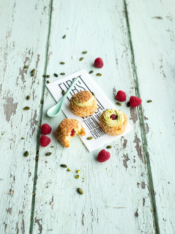 Petits Choux à la Crème de Pistaches et Framboises | La Raffinerie ...